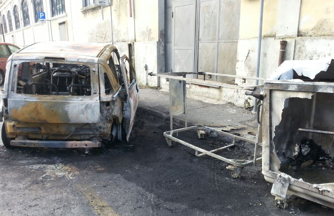 Rogo di auto e cassonetti in via Pompilia (foto Lanari) - QuiLivorno.it