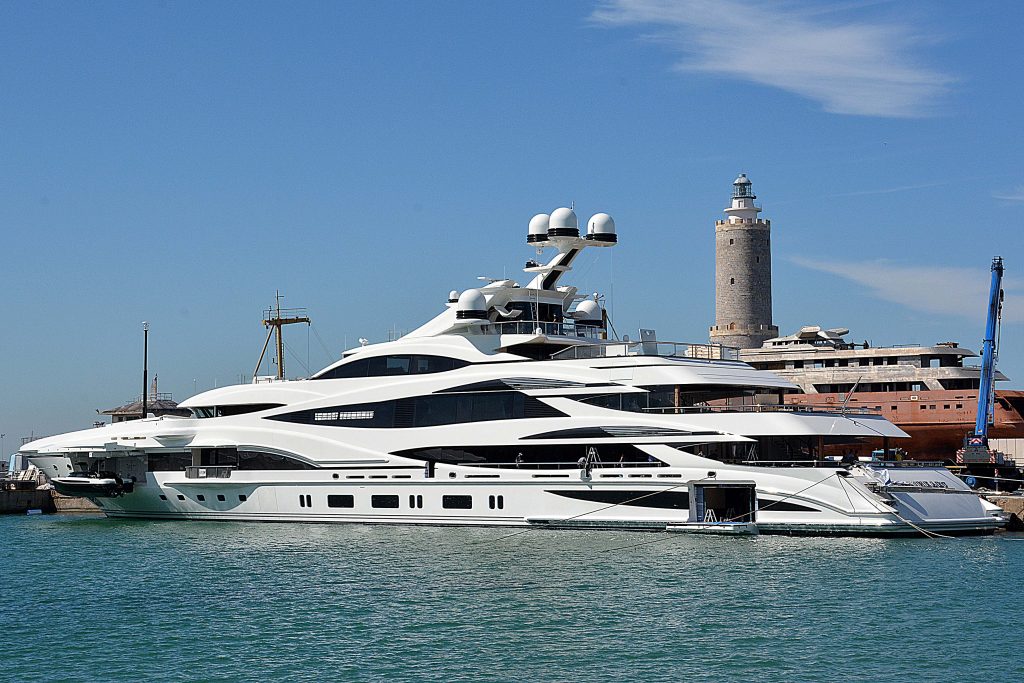 In porto maxi yacht da 90 mt - QuiLivorno.it