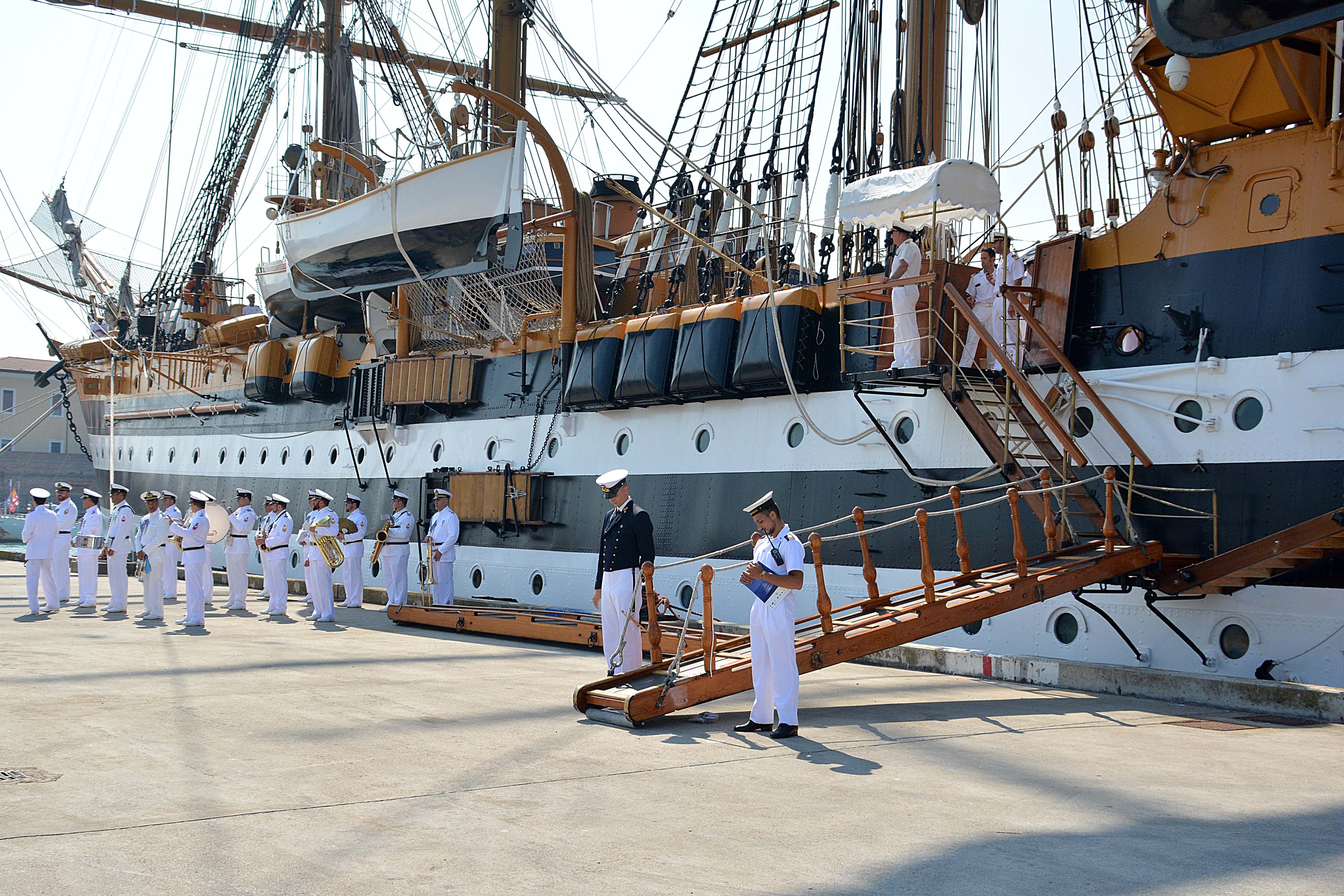 La nave Vespucci in porto: gli orari delle visite - QuiLivorno.it