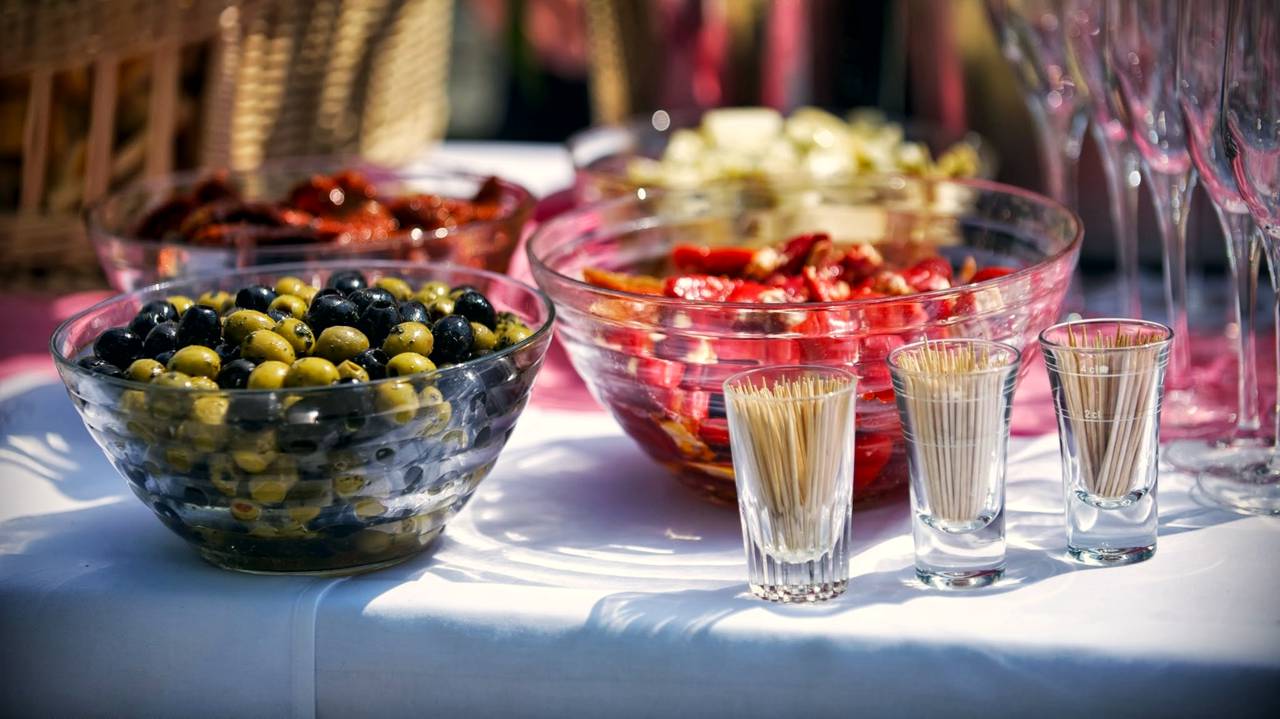 Tour in battello e aperitivo con visita alla Cantina Canottieri ...
