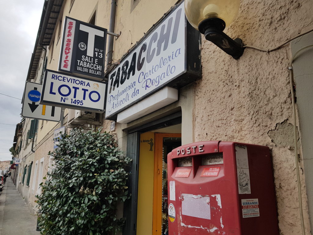 Pistola in faccia e rapina il tabaccaio: "Dammi tutti i soldi", poi la ...