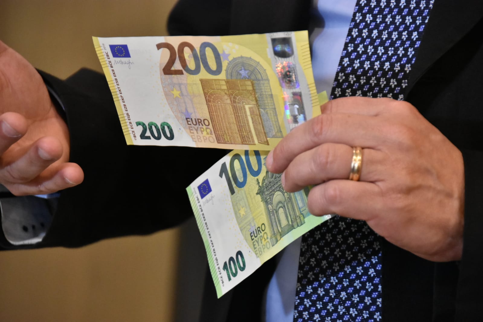 In circolazione le nuove banconote da € 100 e € 200 - QuiLivorno.it