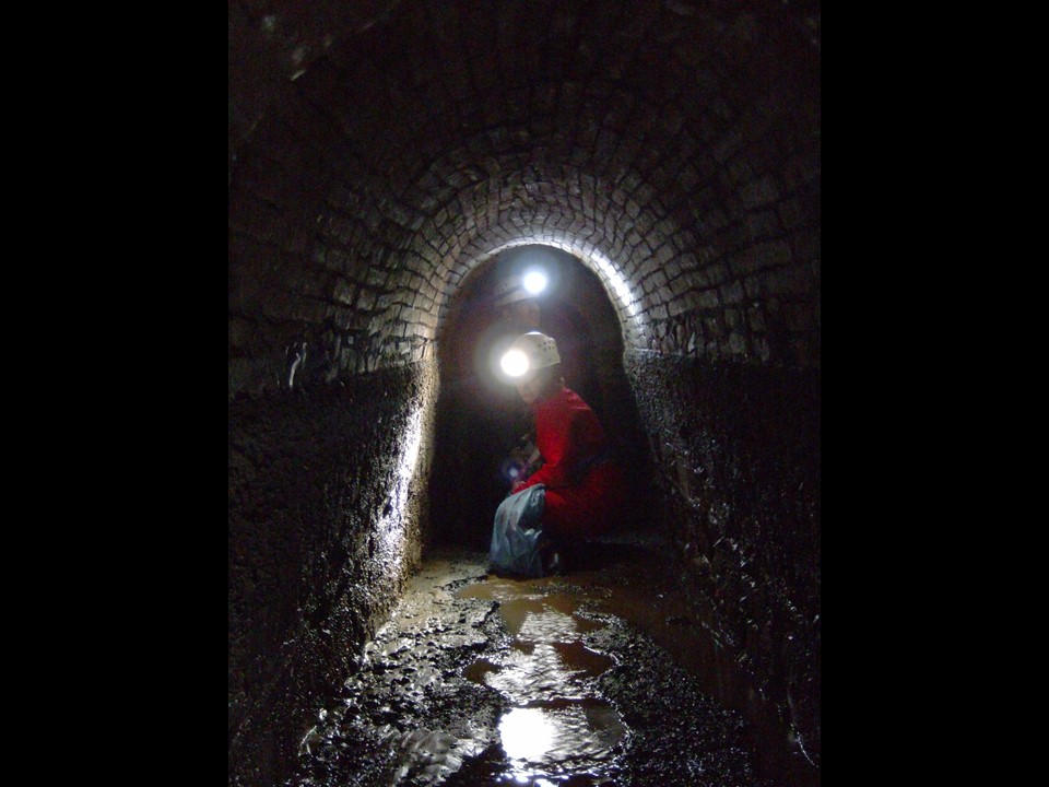 Speleologa "rivela" le gallerie sotterranee fra Livorno e Rosignano ...