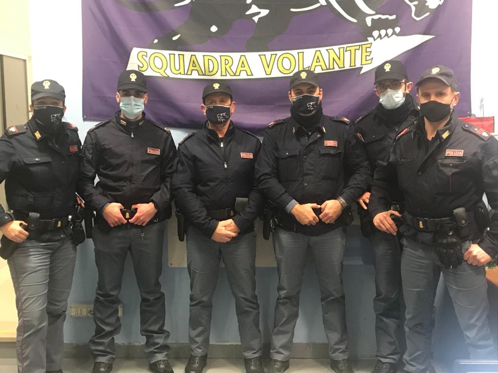 Poliziotto si lancia nel vuoto dal quinto piano e con tutta la squadra ...