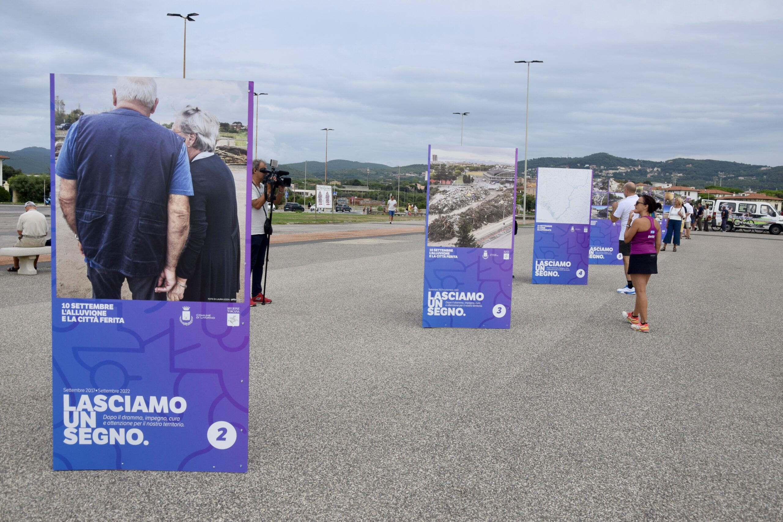 "Lasciamo un segno", le foto di Laura Lezza in dodici totem per ...