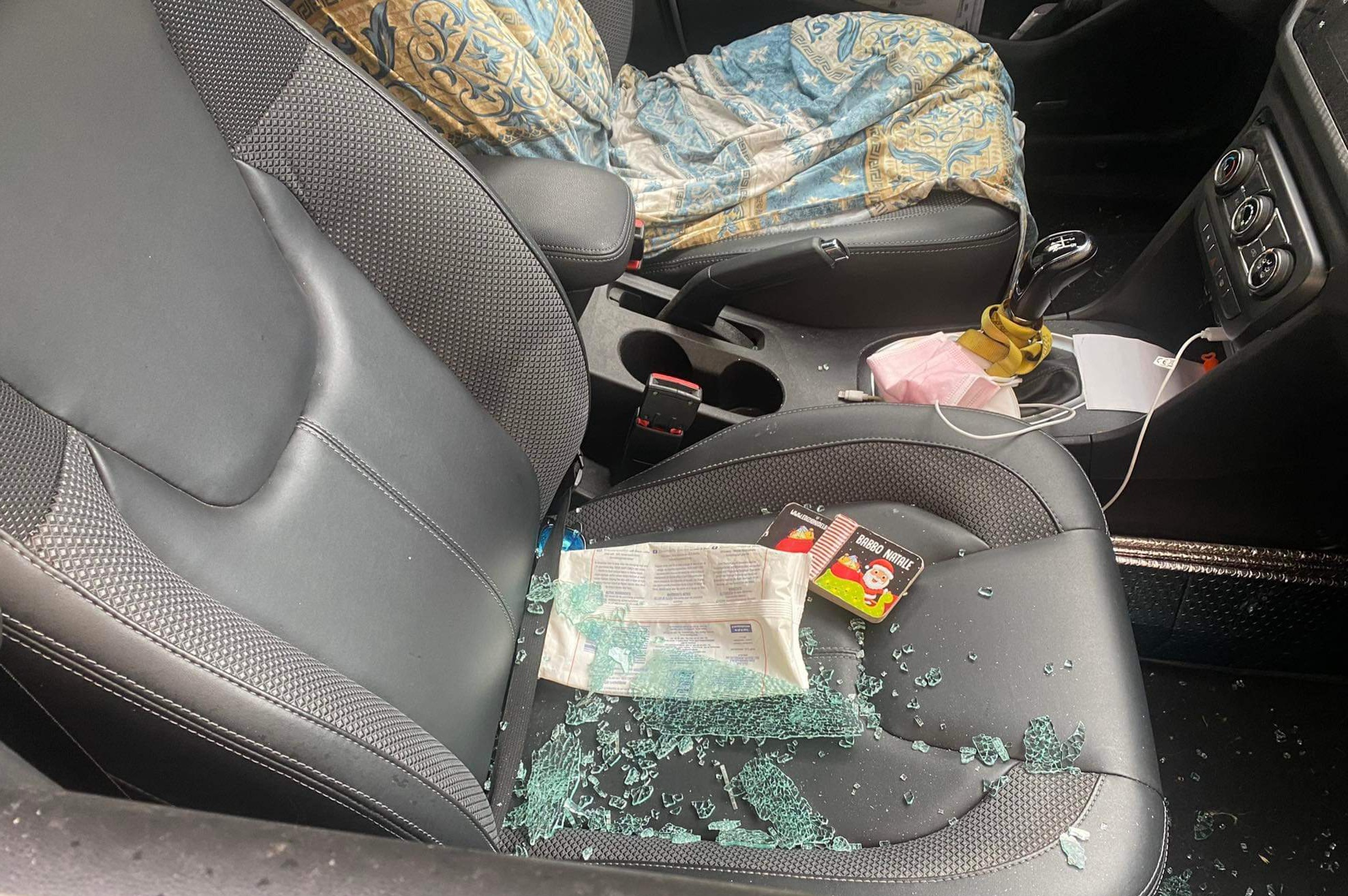 Vetro dell'auto spaccato nella notte - QuiLivorno.it