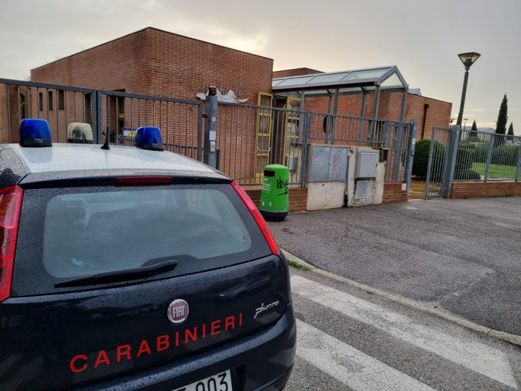 Ladri all'asilo nella notte, rubati due cellulari - QuiLivorno.it