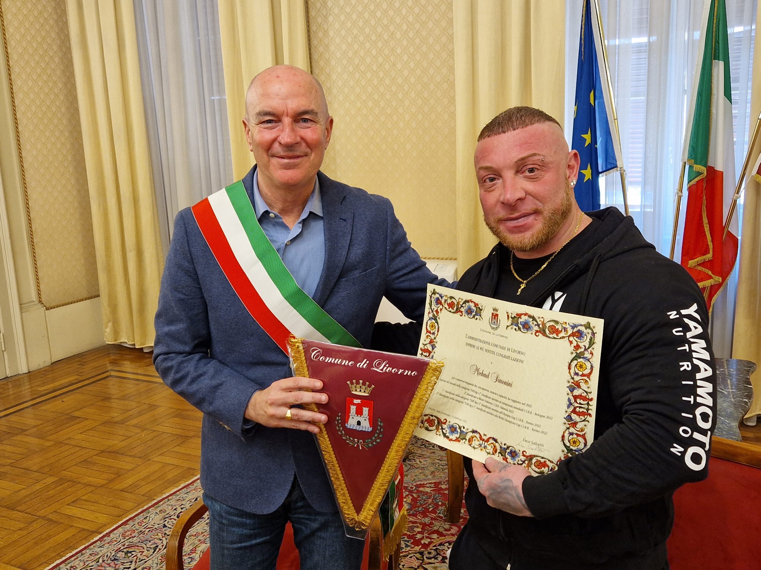 Il sindaco premia Simonini, il bodybuilder campione del mondo ...