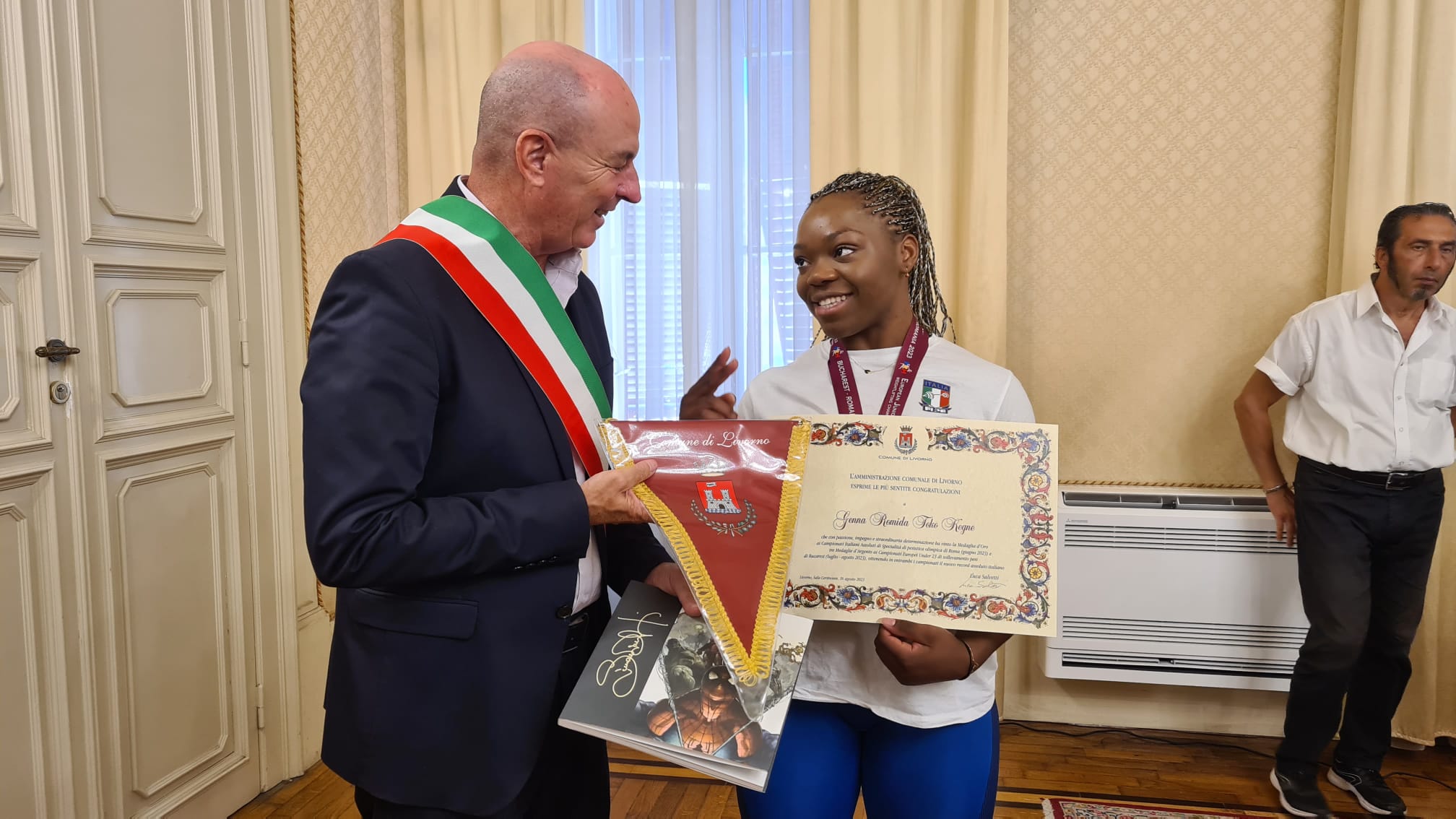 Pergamena alla giovane campionessa di pesistica Genna - QuiLivorno.it