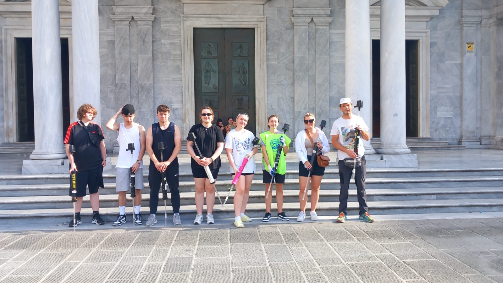 Ragazzi islandesi e livornesi con Mr Green ripuliscono piazza Grande ...