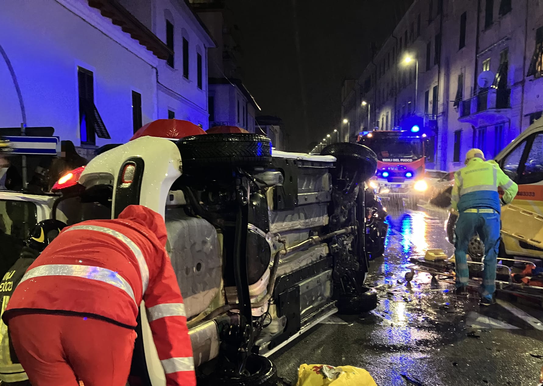 Auto ribaltata su un fianco in via Pannocchia - QuiLivorno.it